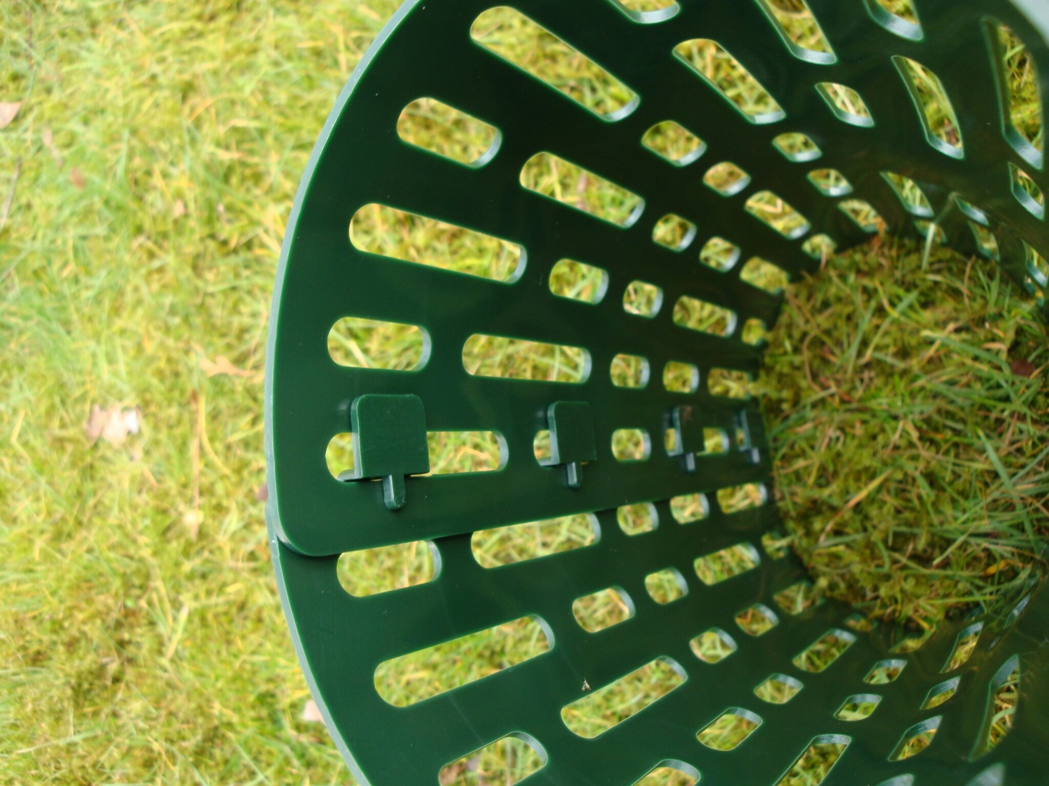 TreeProtect - Schutz des Baumstammes gegen Mähschäden | GreenMax